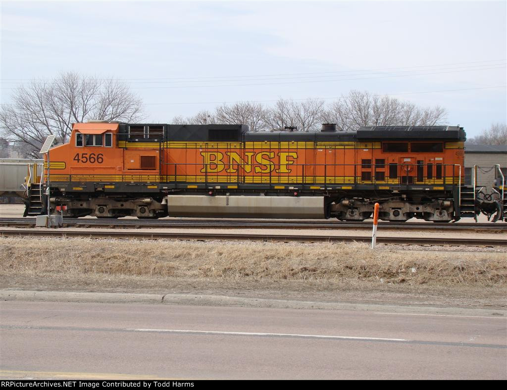 BNSF 4566